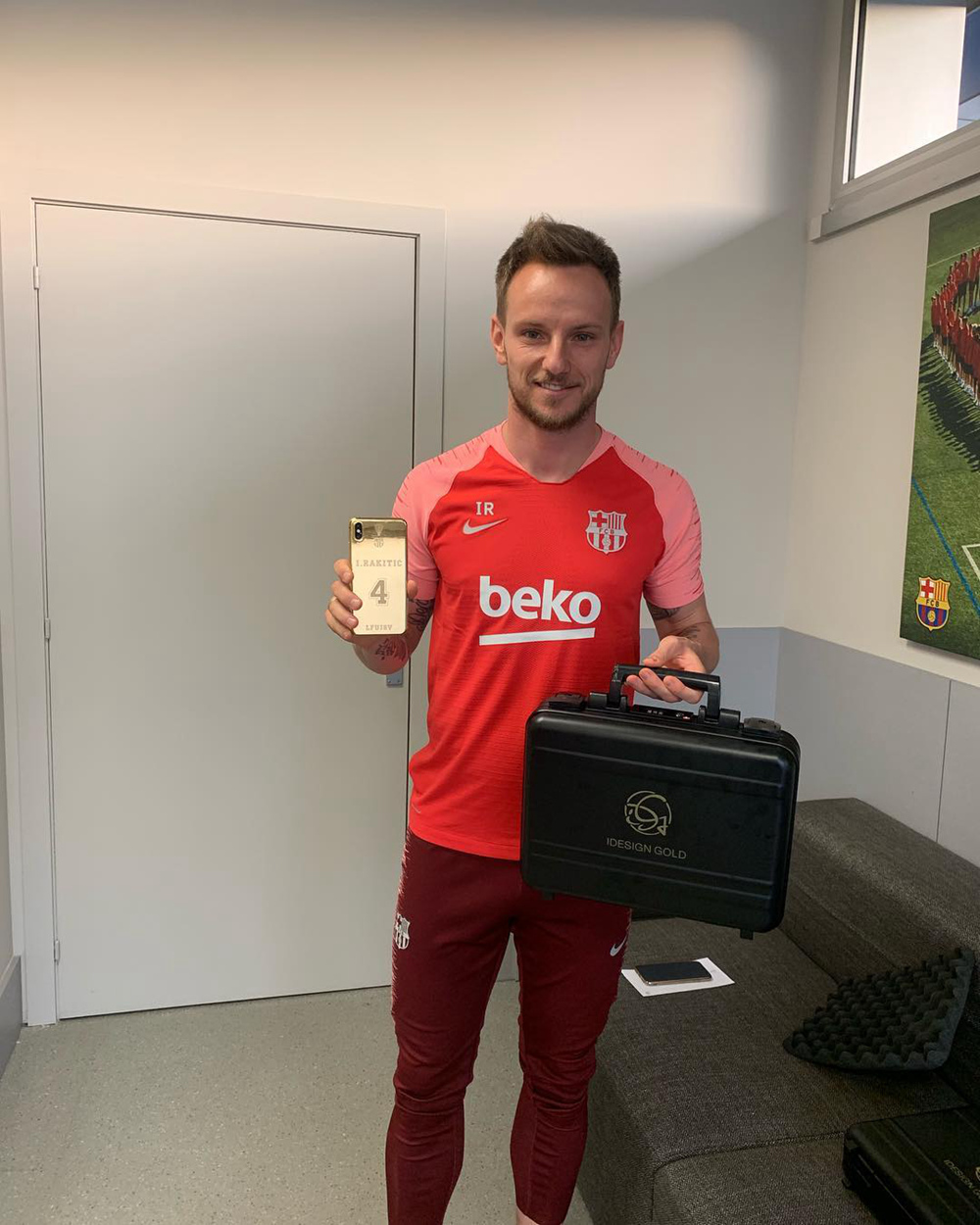 iDesign Gold为梅西推出黄金定制款iPhone手机 - 配件 - 足球鞋足球装备门户_ENJOYZ足球装备网