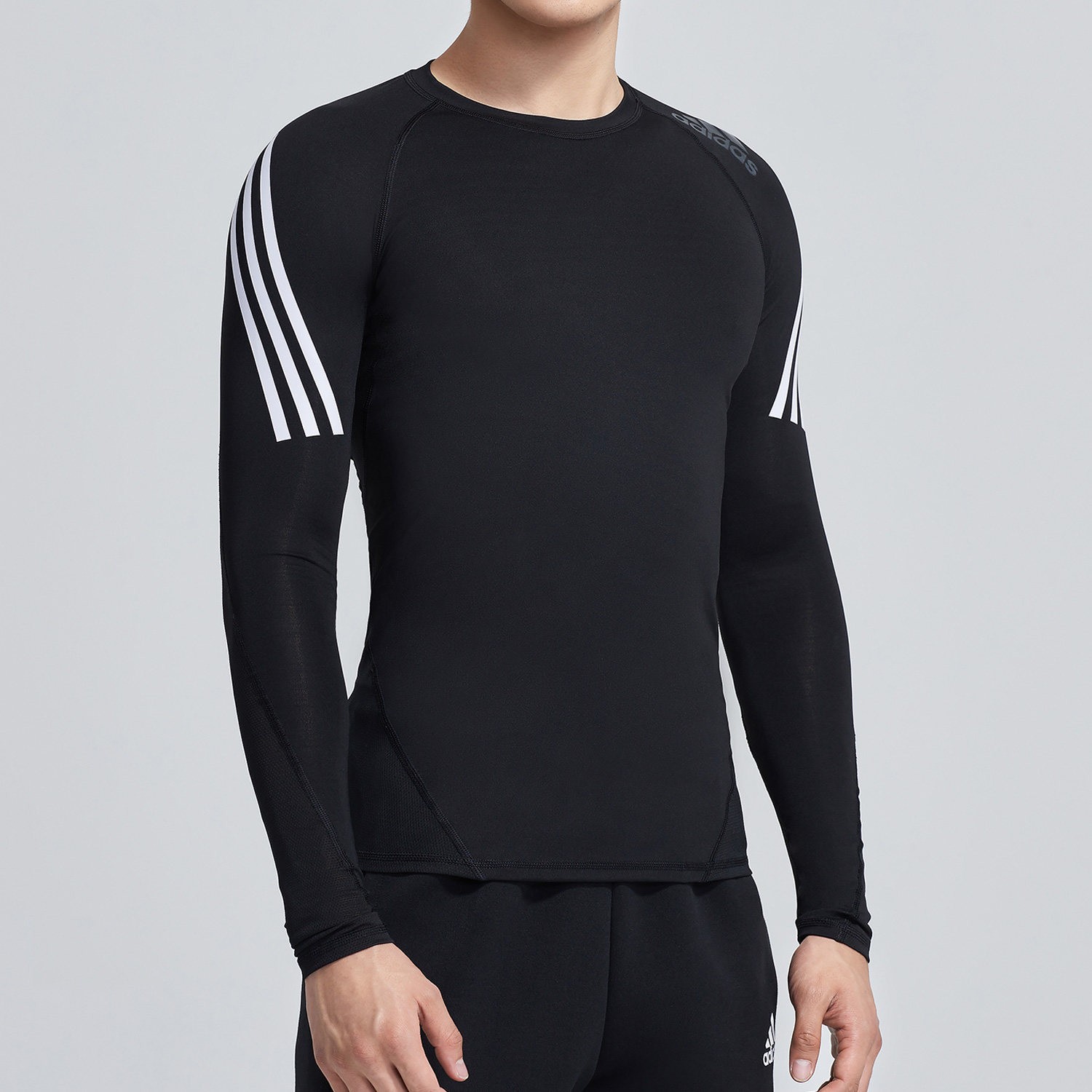 长袖紧身+短袖！秋天踢球这么穿！ - 足球鞋价格_导购 - 足球鞋足球装备门户_ENJOYZ足球装备网