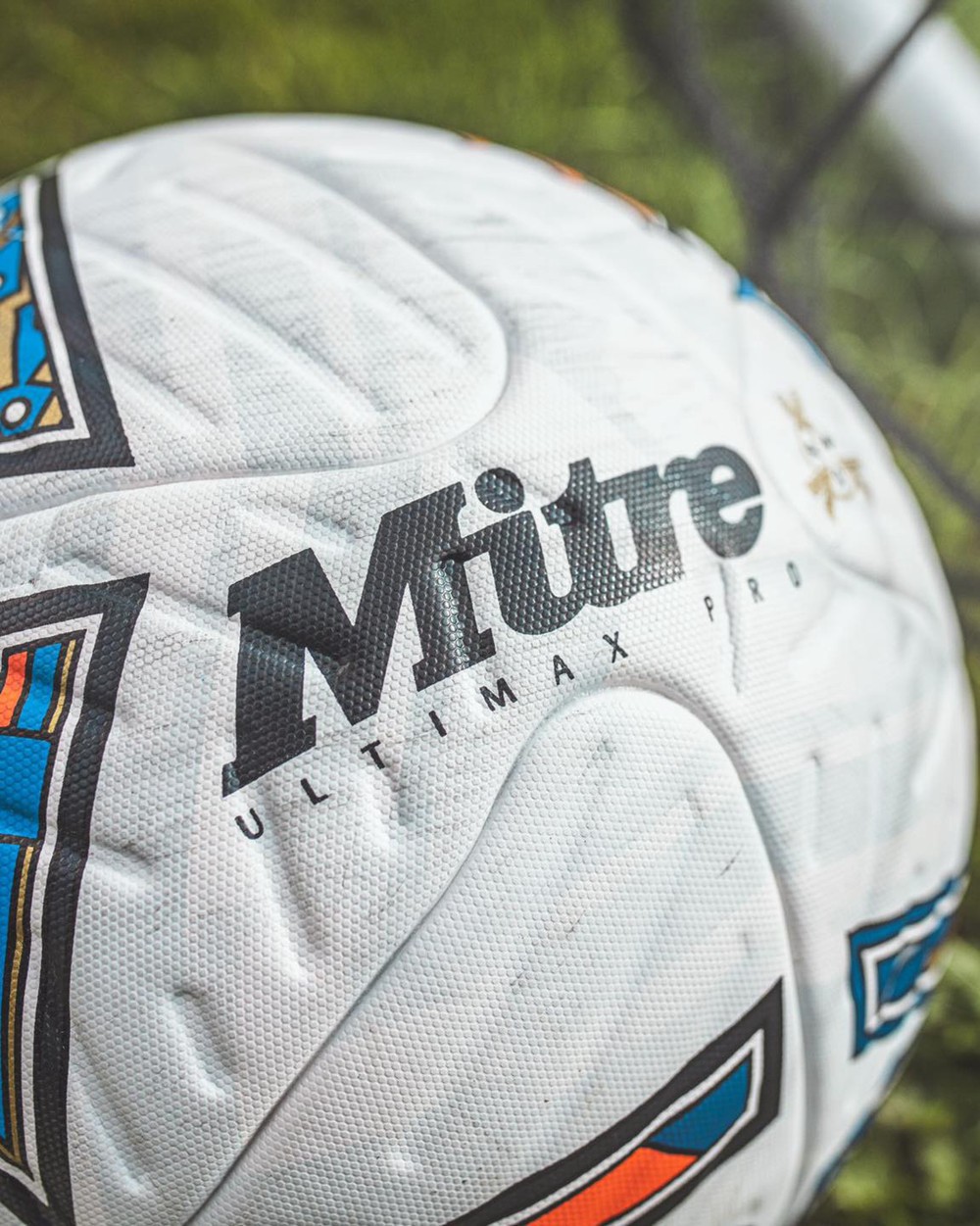 Mitre发布Ultimax Pro限量版比赛球 - 足球 - 足球鞋足球装备门户_ENJOYZ足球装备网