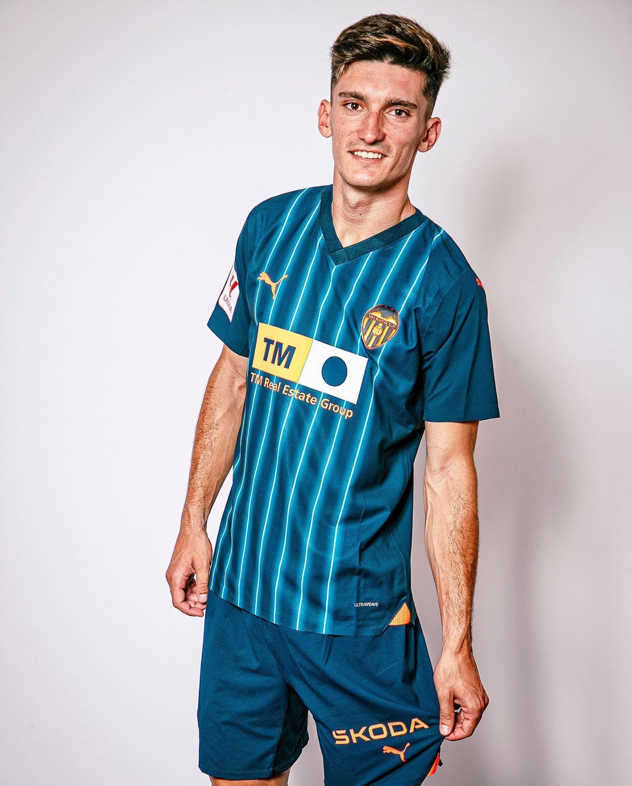 PUMA推出瓦伦西亚2023/24赛季主客场球衣 - 球衣 - 足球鞋足球装备门户_ENJOYZ足球装备网